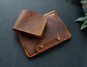 Men leather bifold wallet with coin purse rust brown | Anger Refuge